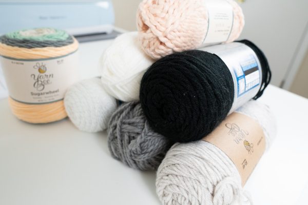 DIY Giant wall hanging decor with yarn - The Nomad Studio