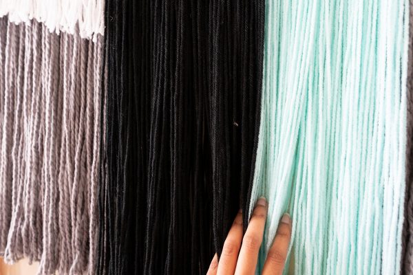 DIY Giant wall hanging decor with yarn - The Nomad Studio